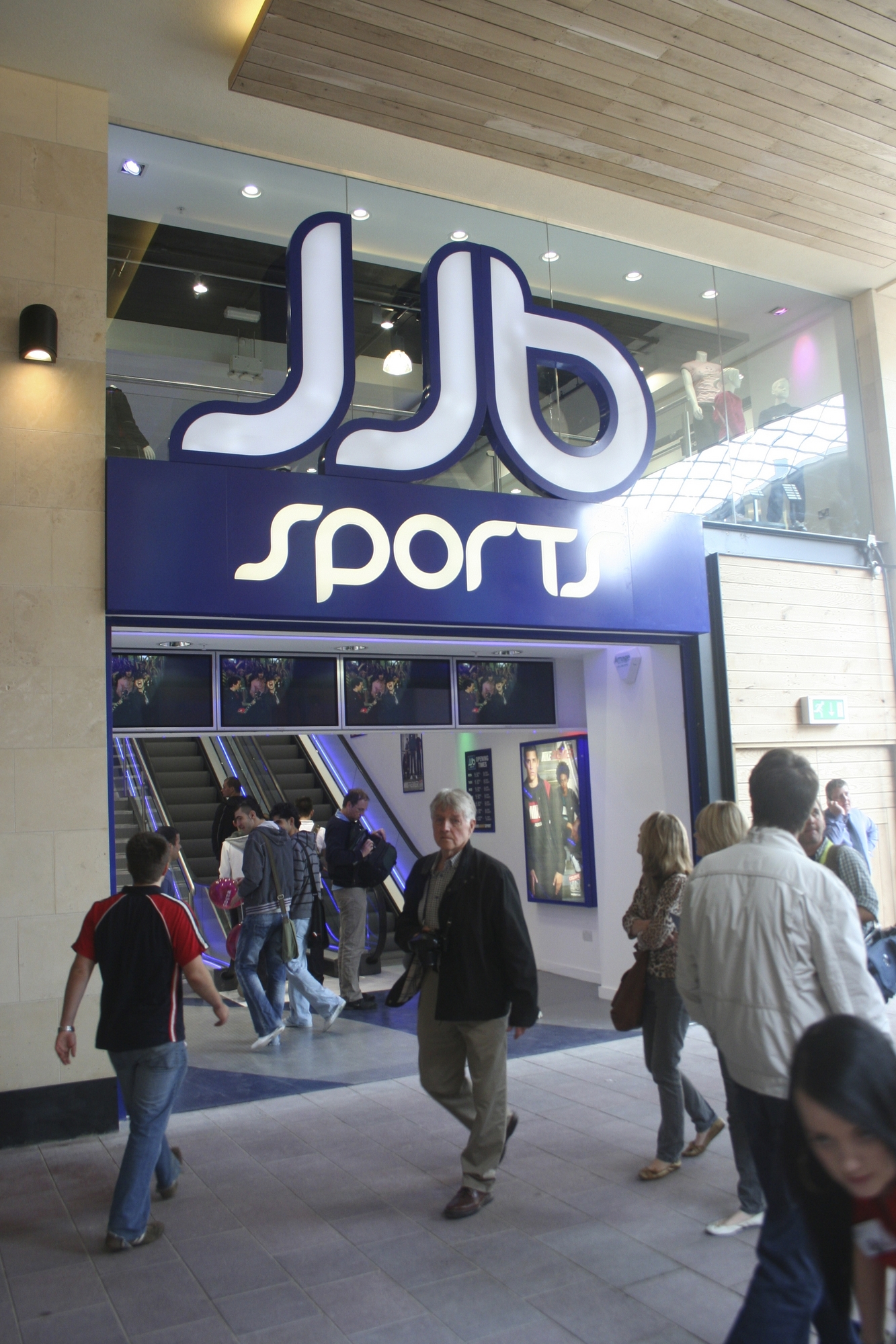 JJB Sports to raise £100m