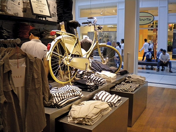 Club Monaco, Toronto, Canada