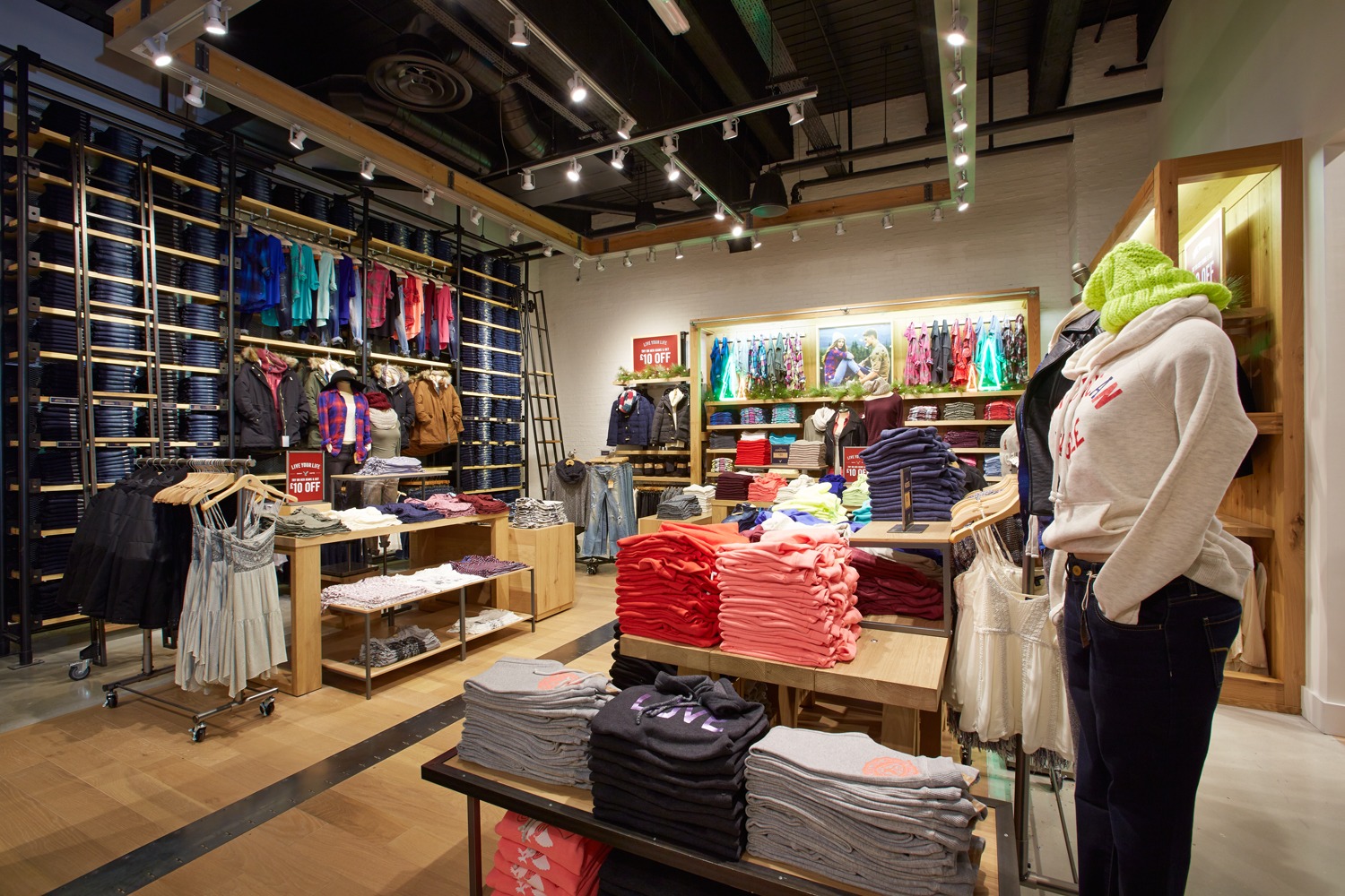 Exclusive first look: American Eagle's debut UK store