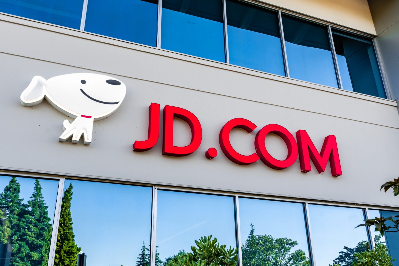 JD.com founder steps down as CEO