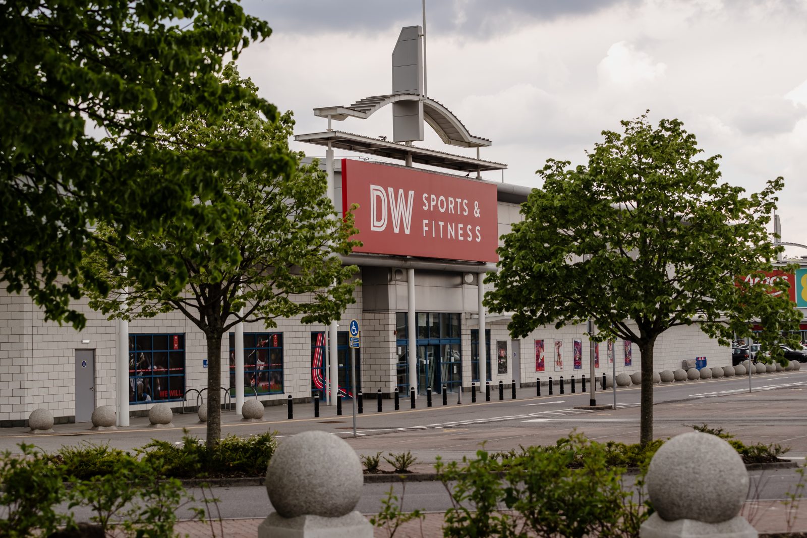 DW Sports to close retail arm