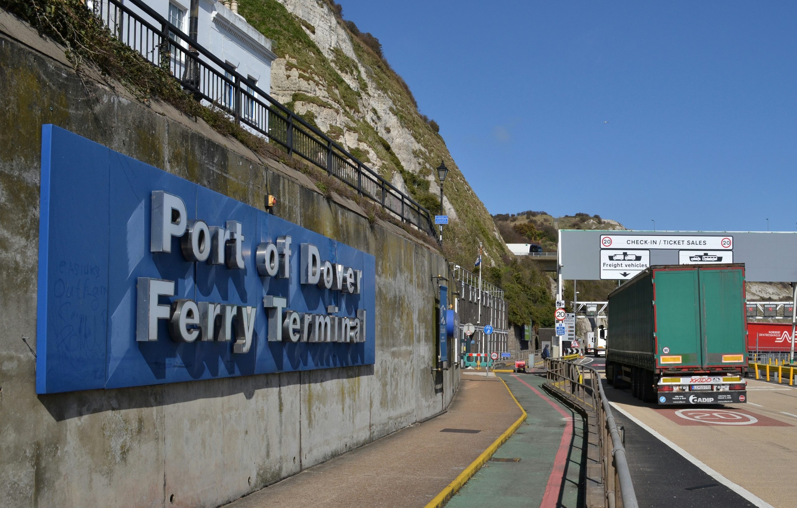 France agrees to ease UK border restrictions