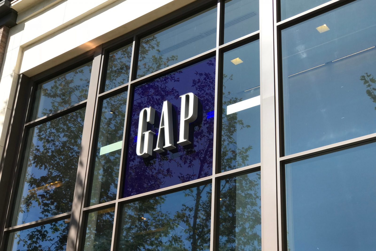 Gap shakes up executive team as sales drop