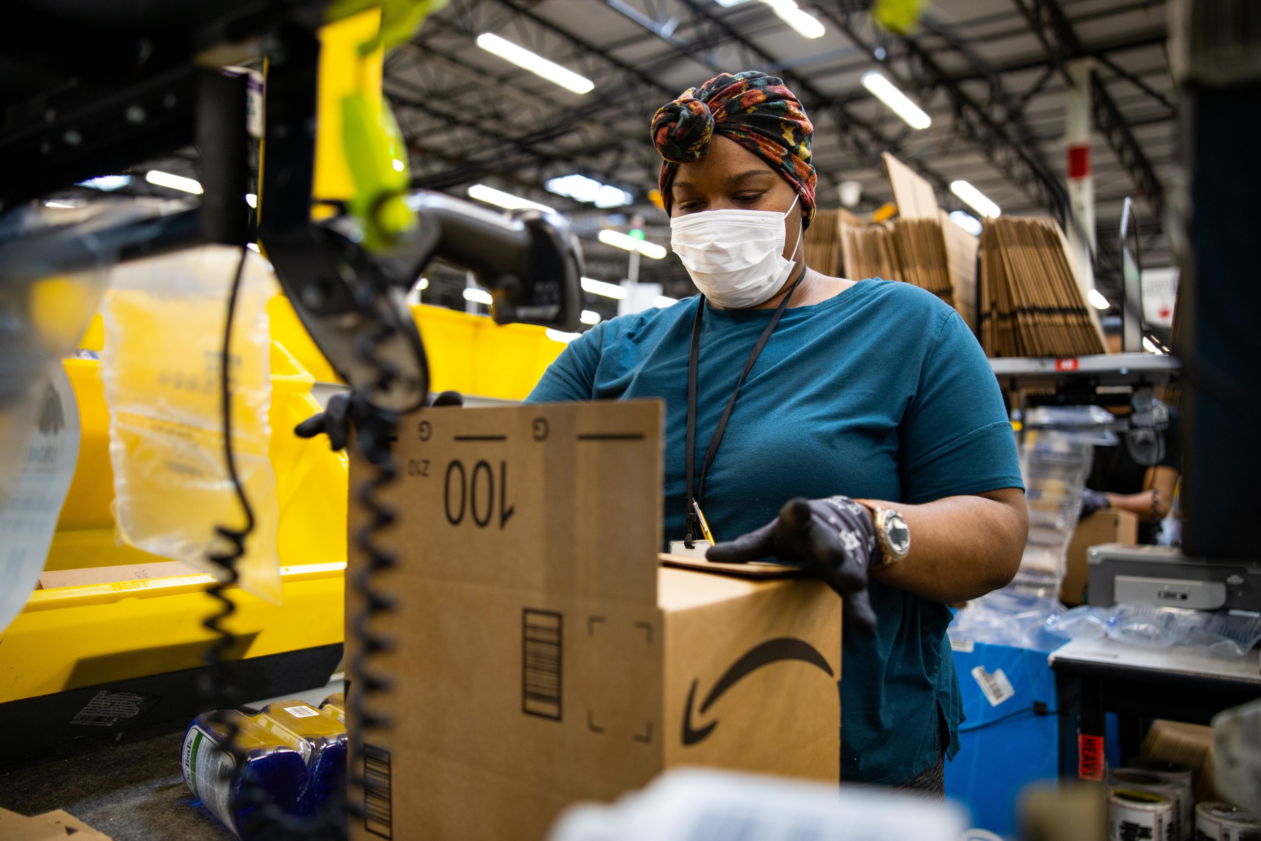 Amazon offers new staff £1,000