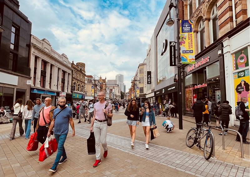 Hot weather fails to draw shoppers as footfall dips | Retail Jeweller