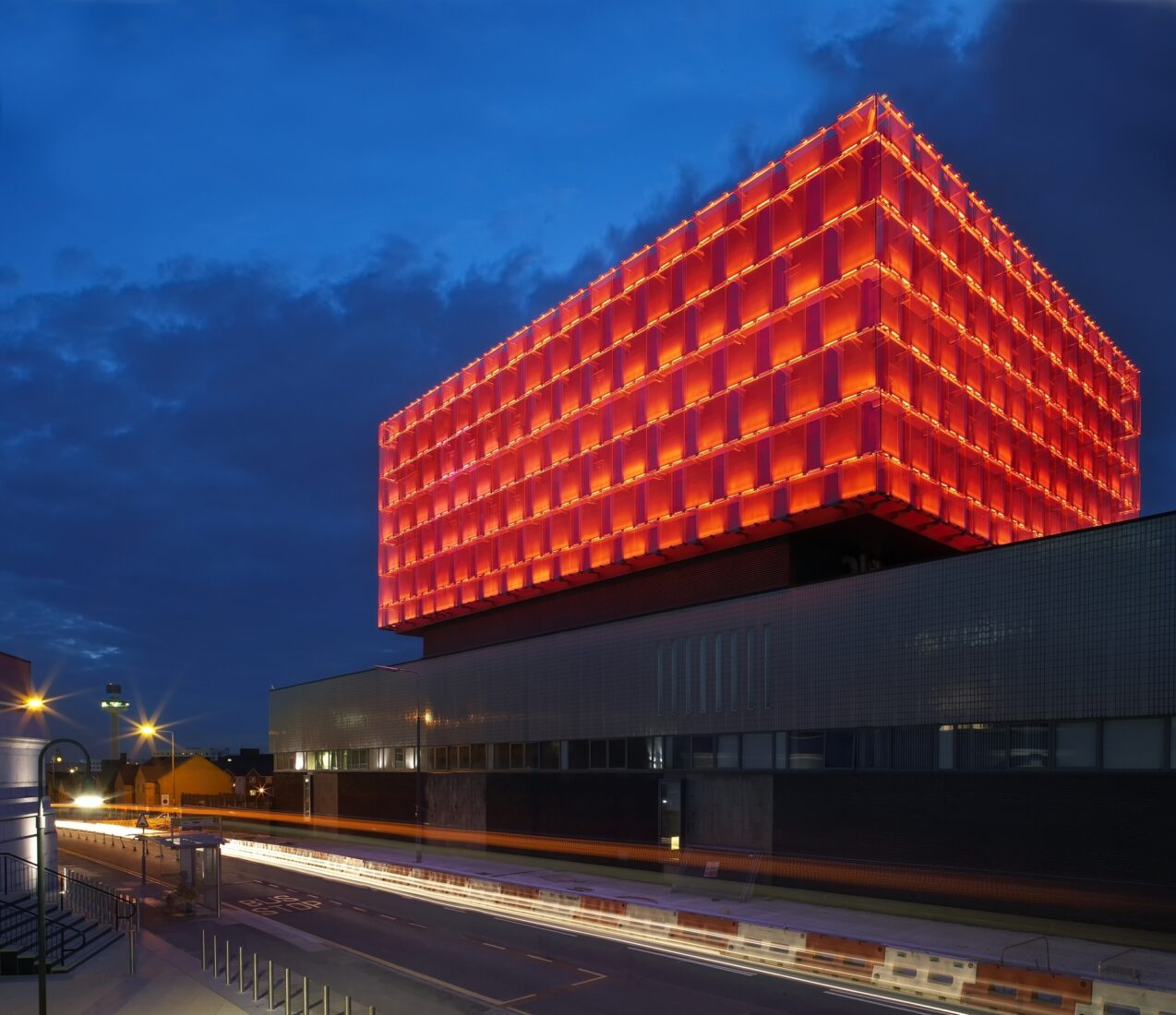 Video: Sheppard Robson's engineering laboratory for the University of ...