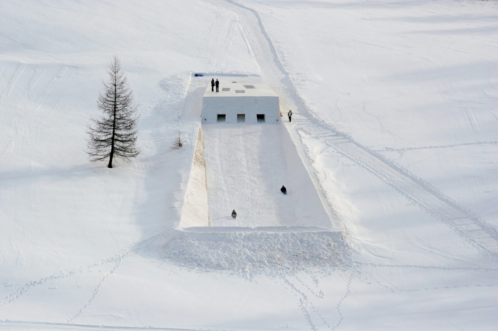 Extreme Architecture: Building for challenging environments, by Ruth Slavid