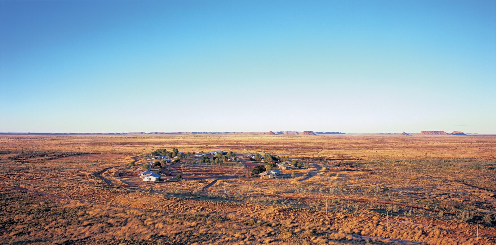 Extreme Architecture: Building for challenging environments, by Ruth Slavid