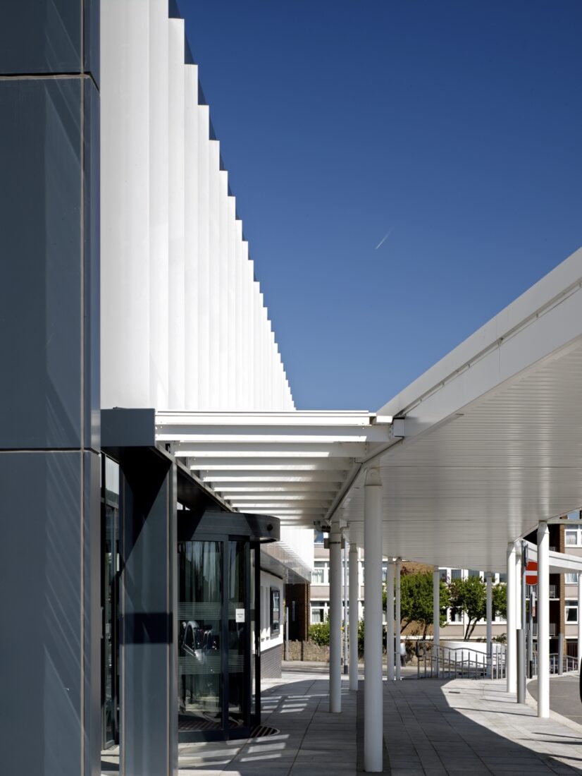 New entrance pavilion at Mansfield Hospital by Swanke Hayden Connell