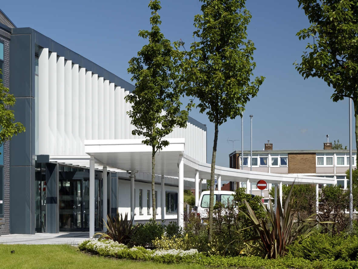 New entrance pavilion at Mansfield Hospital by Swanke Hayden Connell
