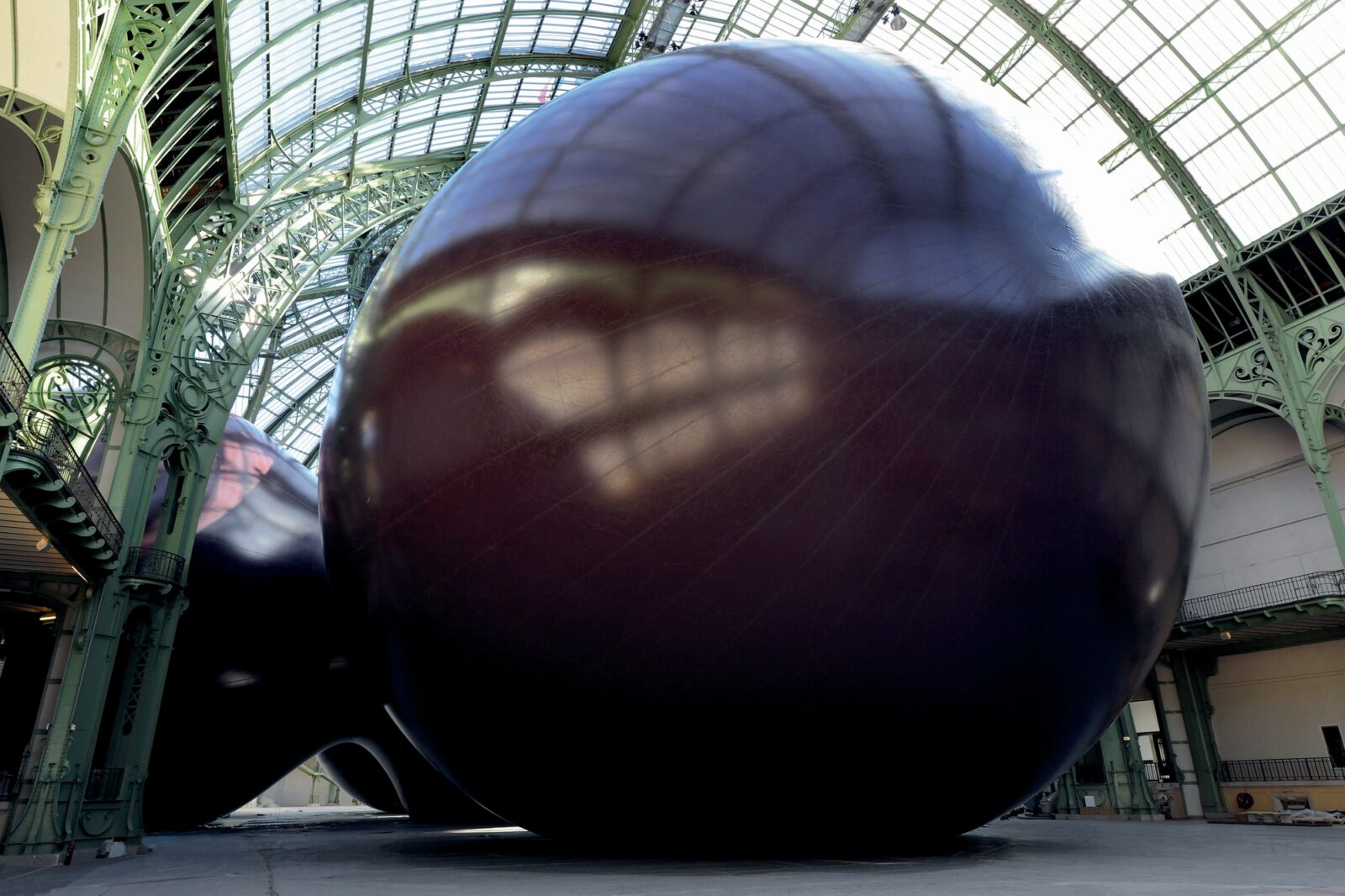 Anish Kapoor unwraps ‘Leviathan’ in Paris