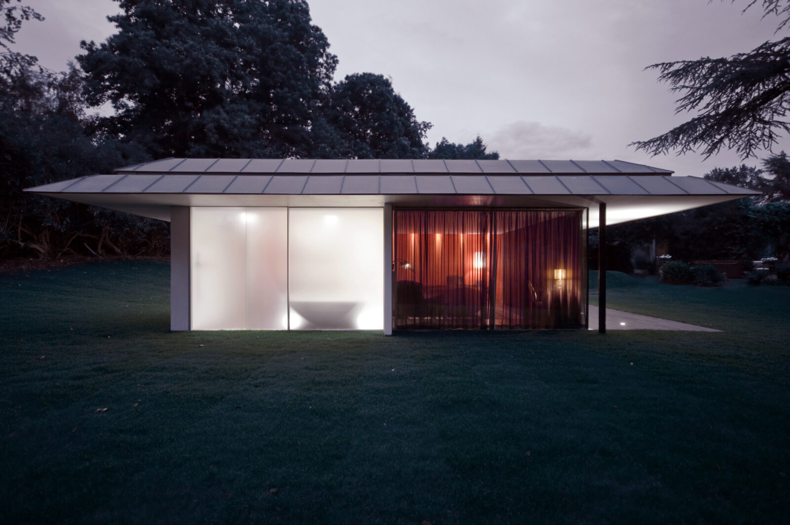 Ewan Cameron builds pavilion in grounds of Modernist classic