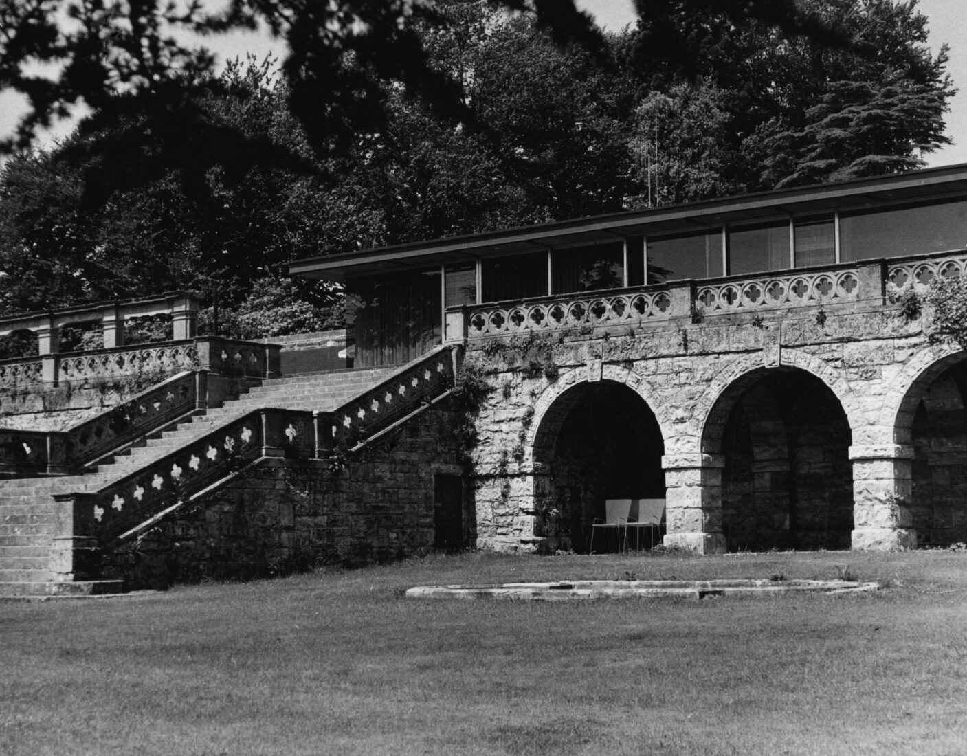 Ewan Cameron builds pavilion in grounds of Modernist classic