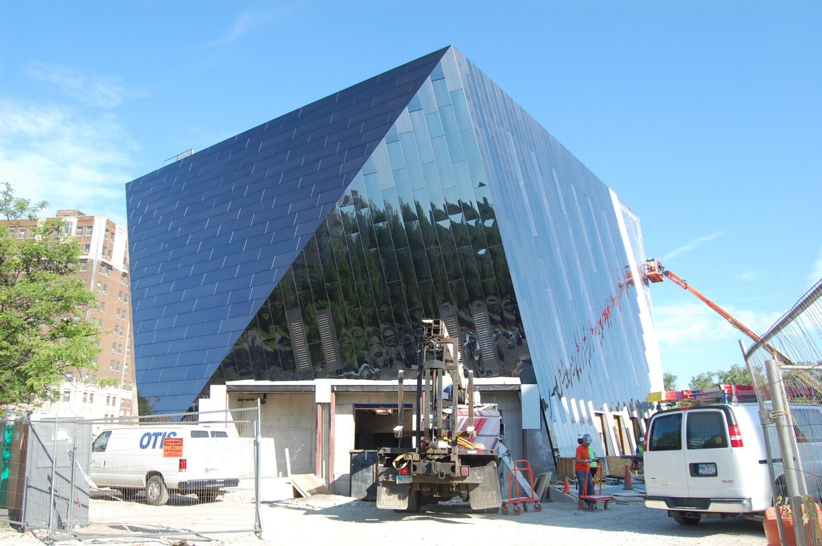 Farshid Moussavi's shiny new Cleveland gallery nears completion