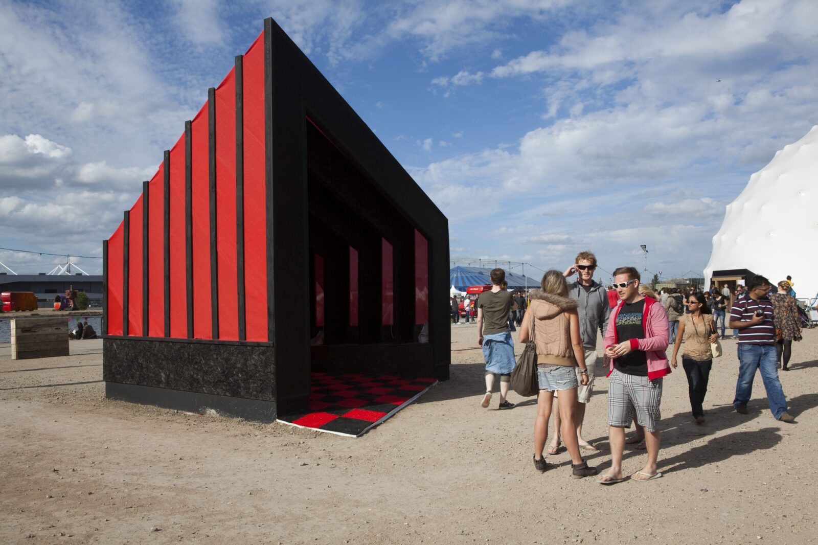 Overcrowding closes showcase east London 'pop-up' park