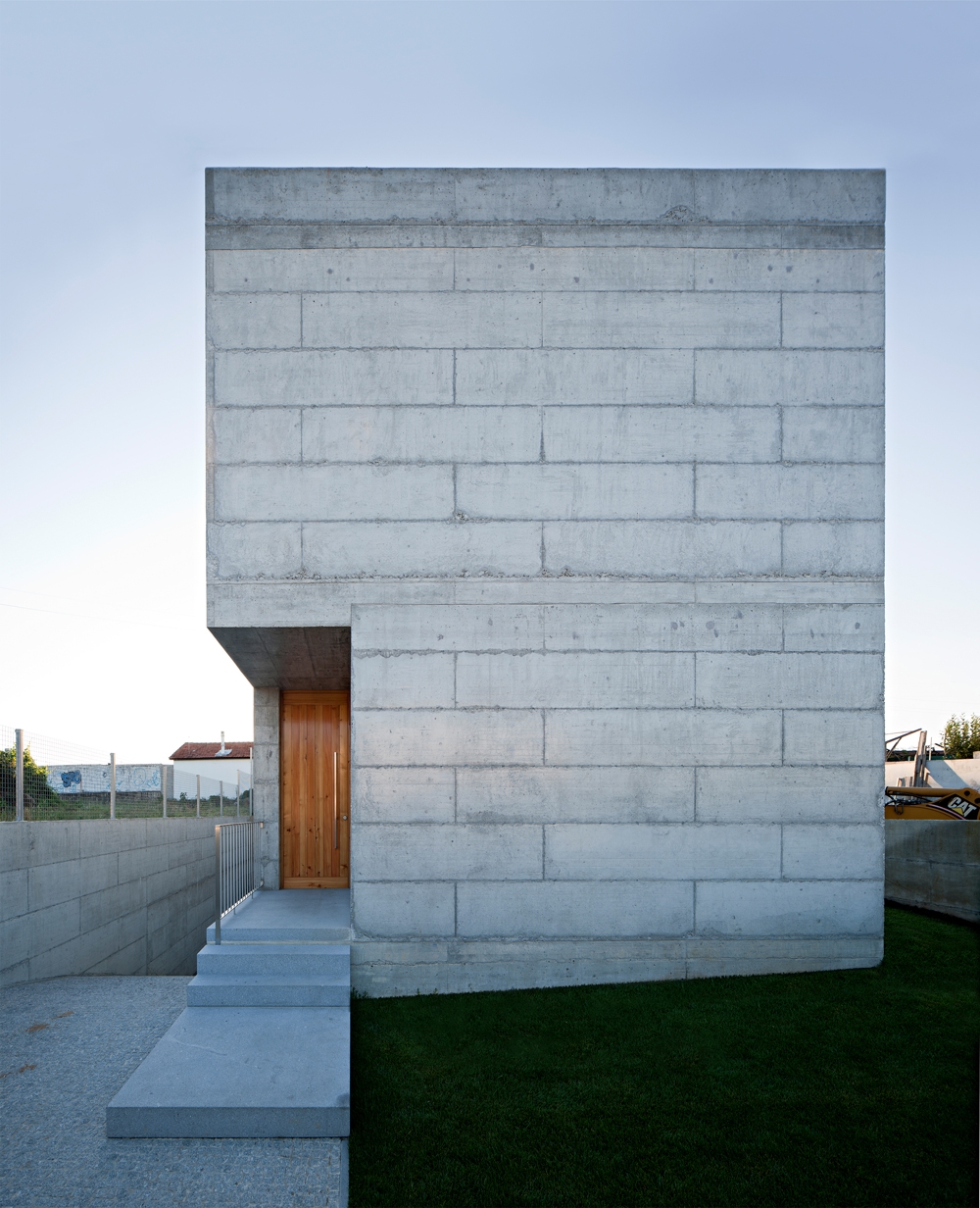 Phyd completes 'concrete box' house
