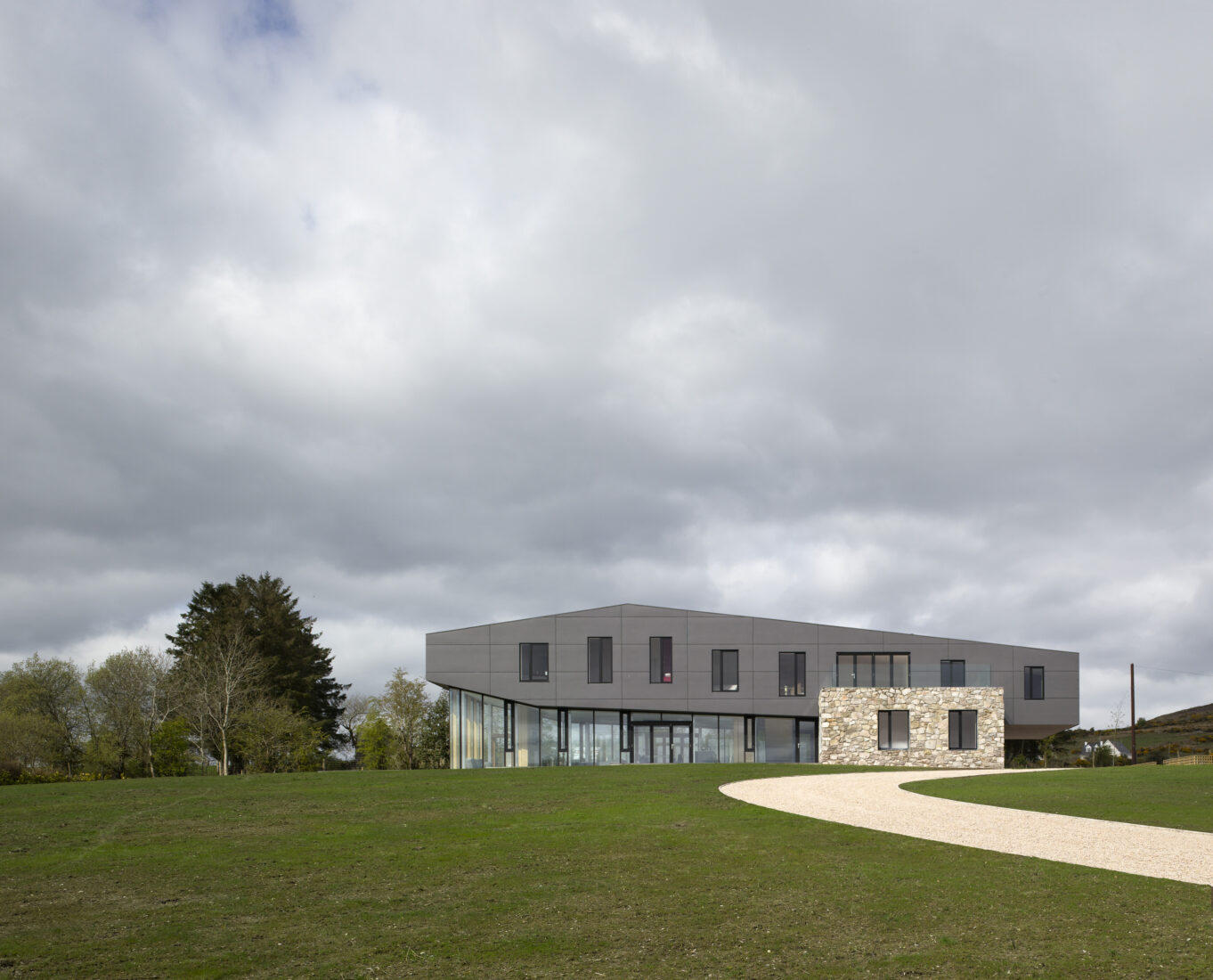 Modern megalith: Dolmen House by MacGabhann Architects