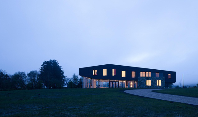 Modern megalith: Dolmen House by MacGabhann Architects