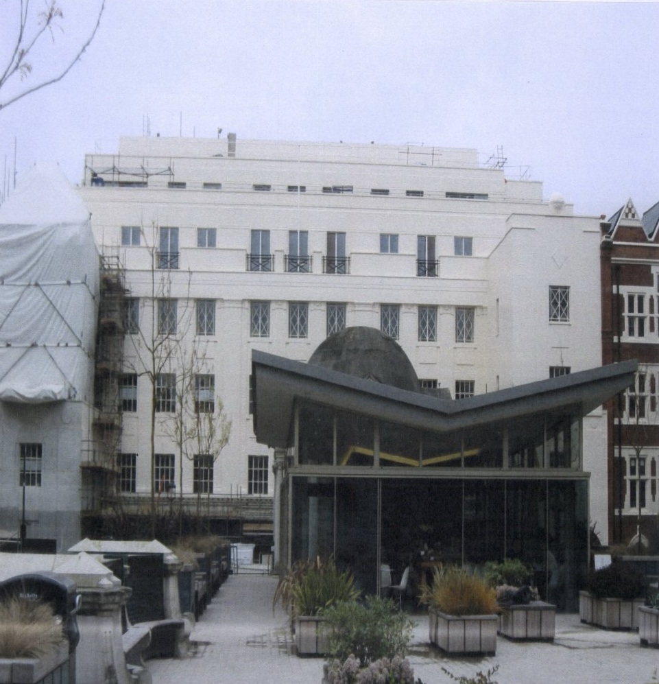Gormley sits giant metal man on London hotel