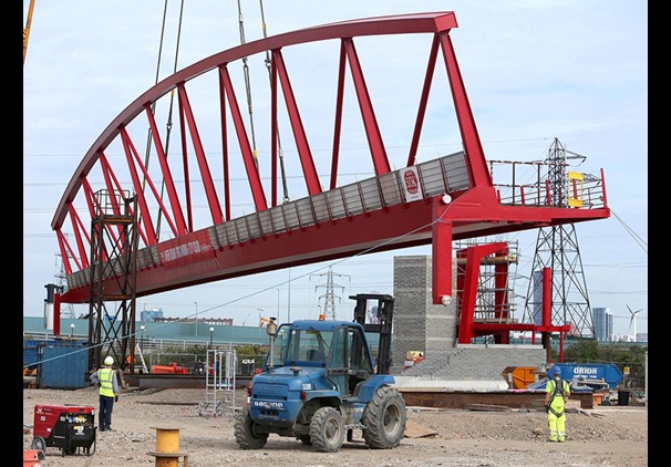Finally: new Leamouth Bridge emerges