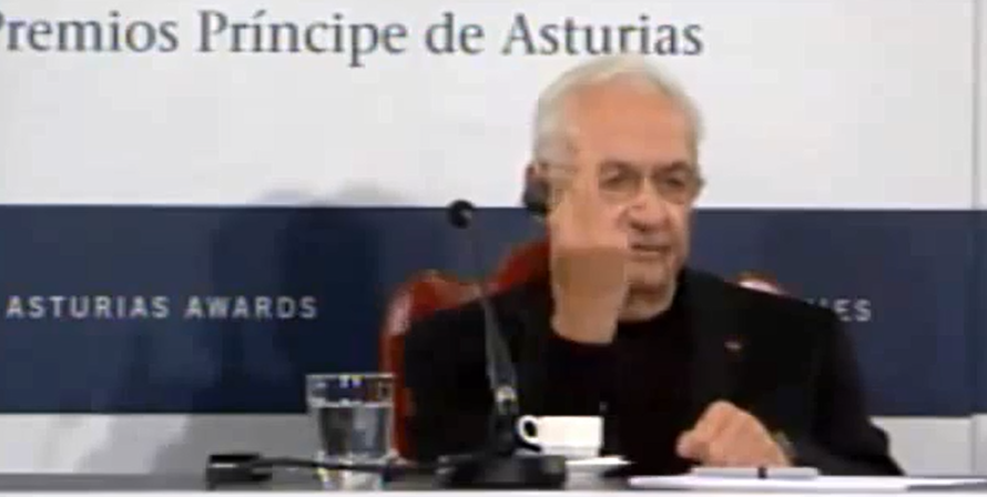 Gehry gives middle finger to reporter