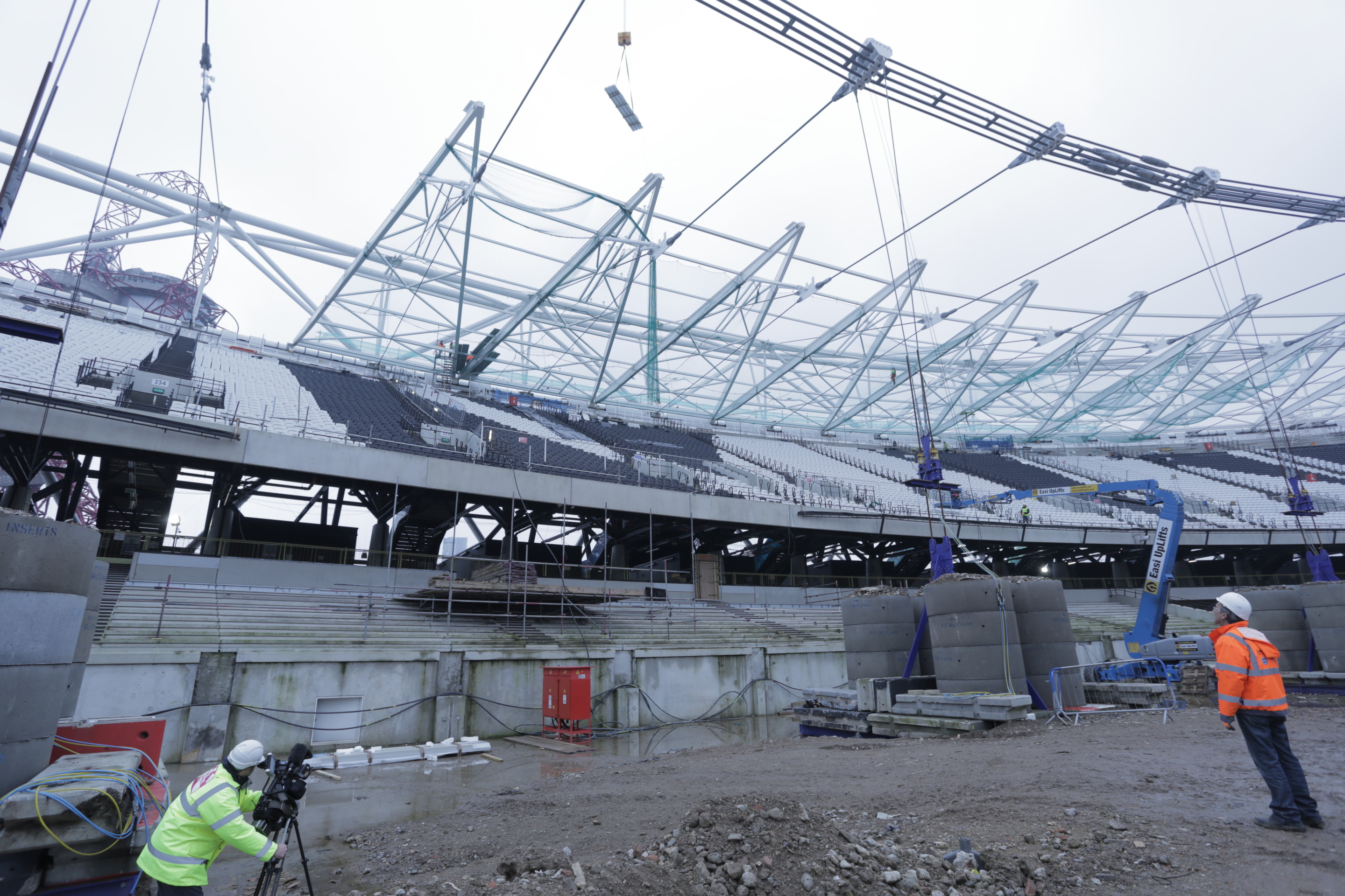 Olympic Stadium's new roof takes shape