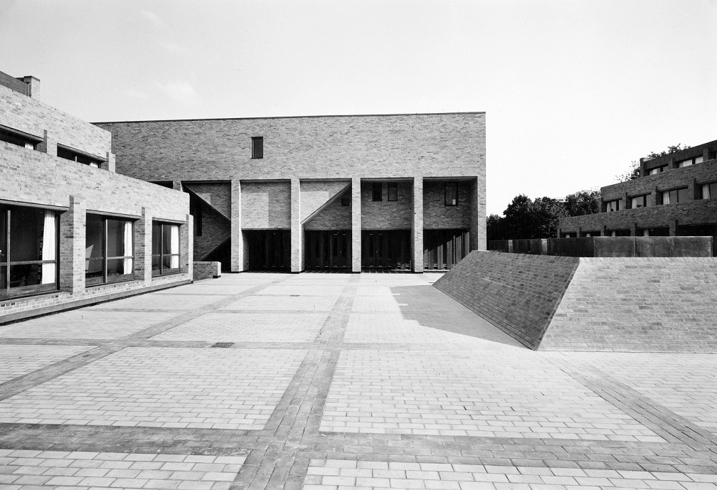 Courtyard housing by Patel Taylor