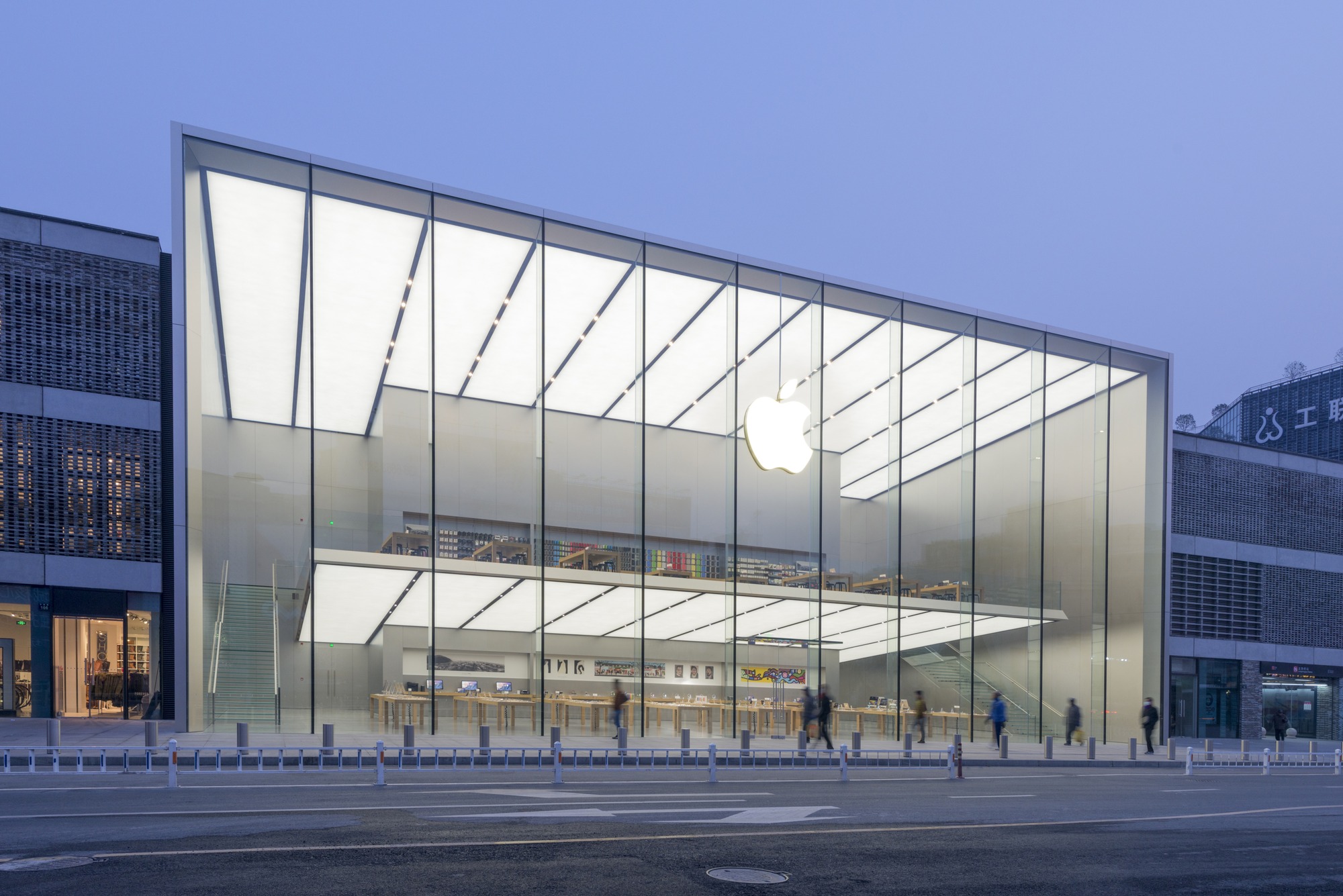 Foster completes second Apple store in Hangzhou