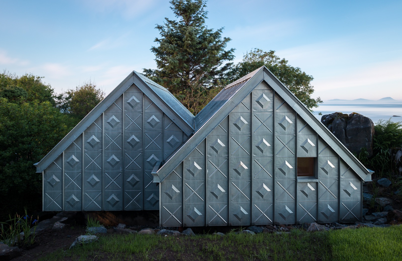Studio Weave completes zinc-clad artist’s studio