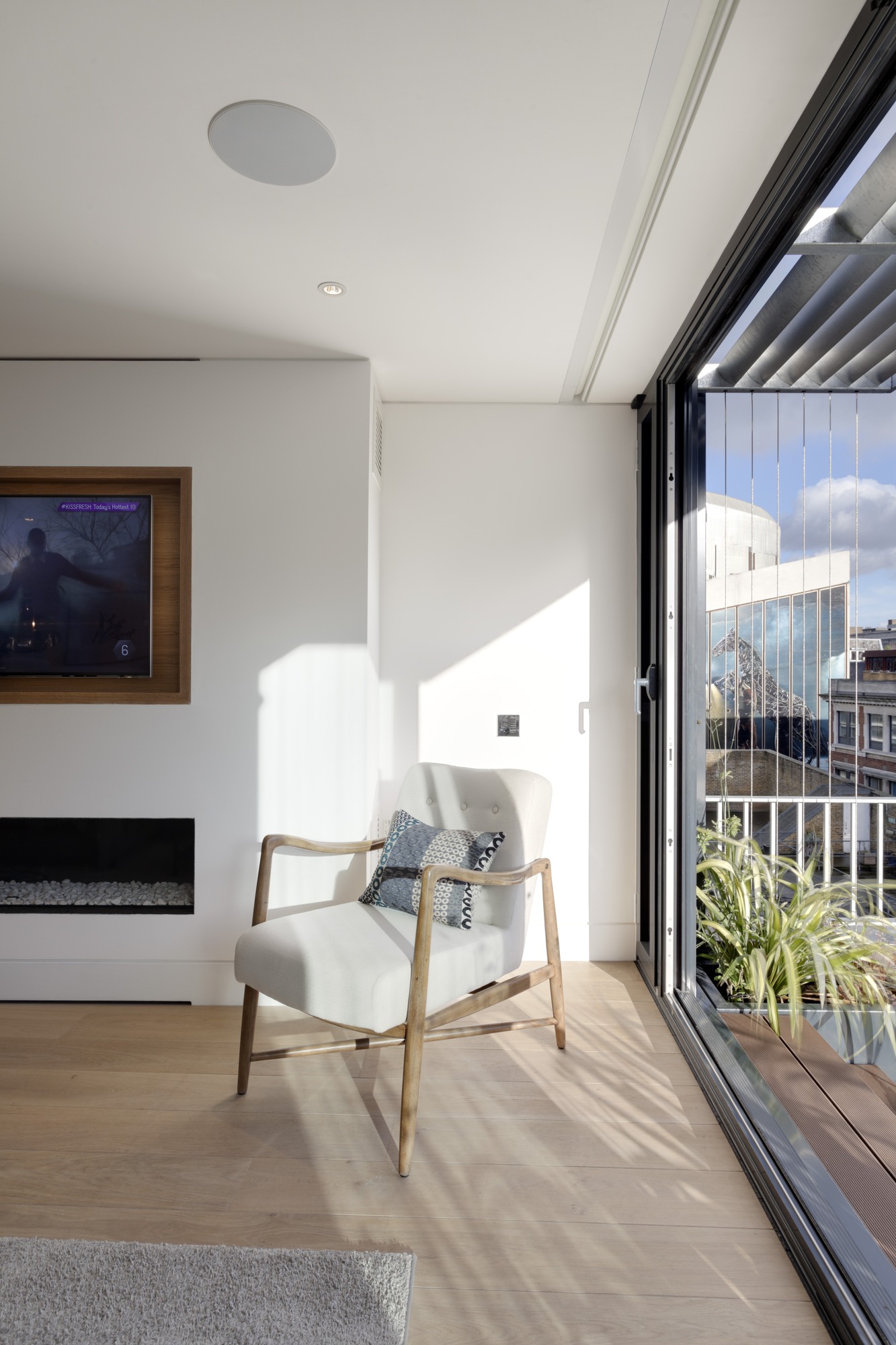 Form Studio converts 3.5m wide office into home