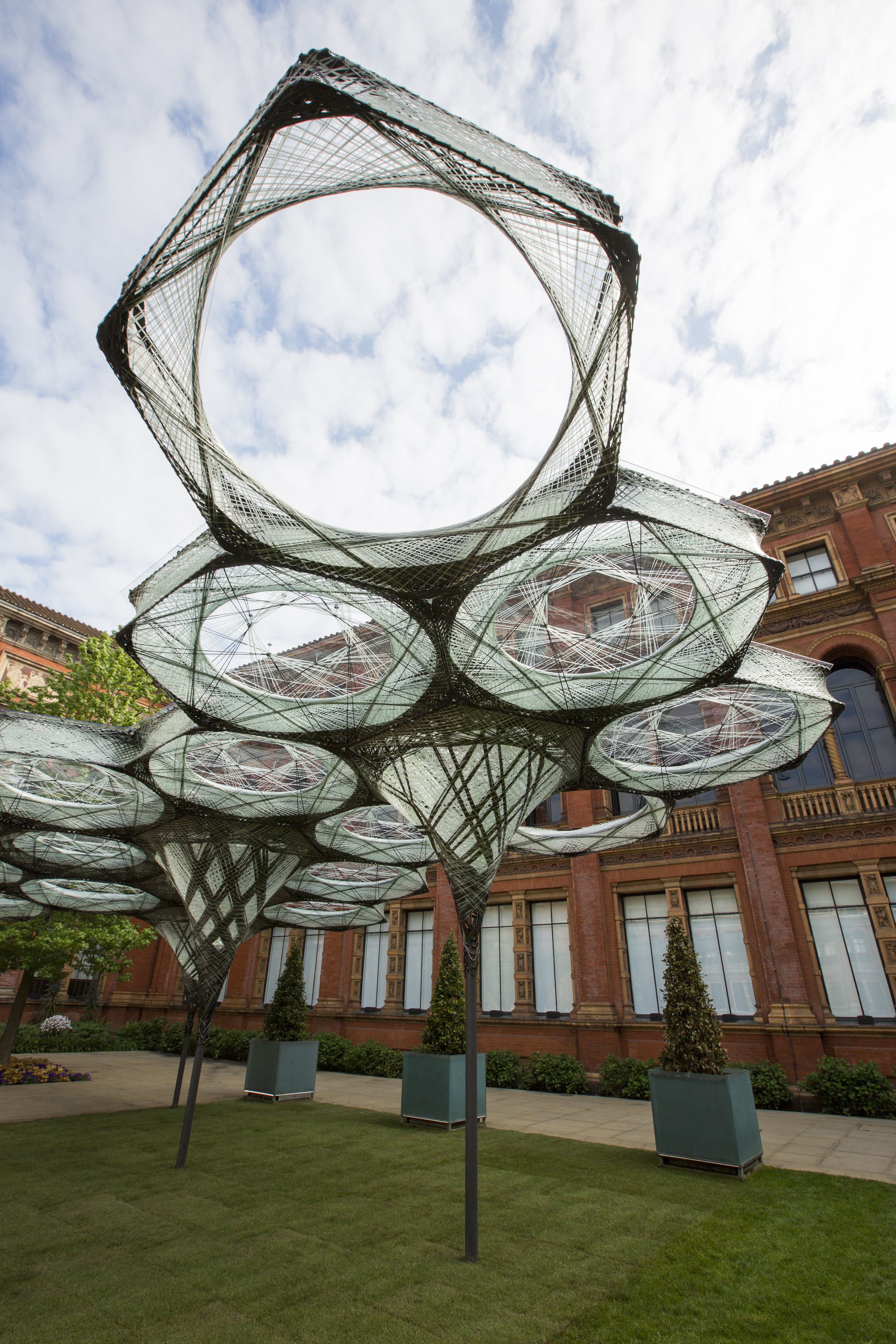 V&A unwraps robot-built pavilion