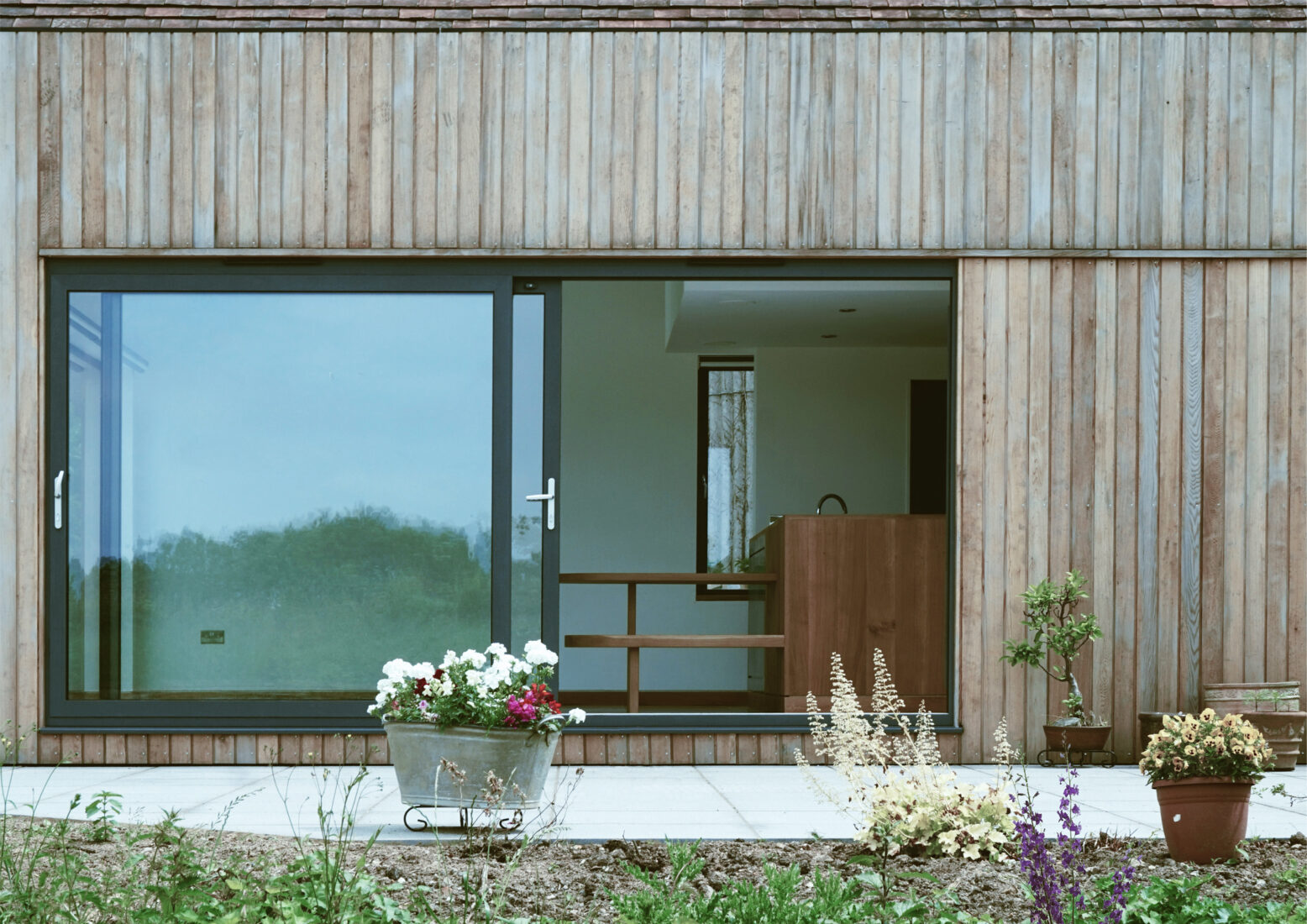 Hurley and Hughes’ Kentish house draws on agricultural vernacular