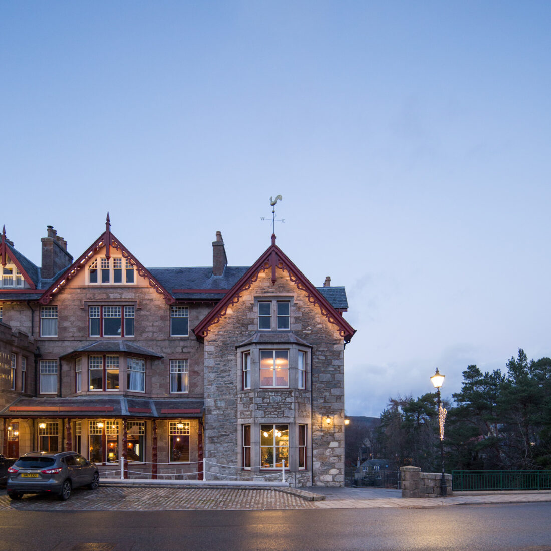 Moxon transforms Highland hotel with ‘primitive’ tree trunk column ...