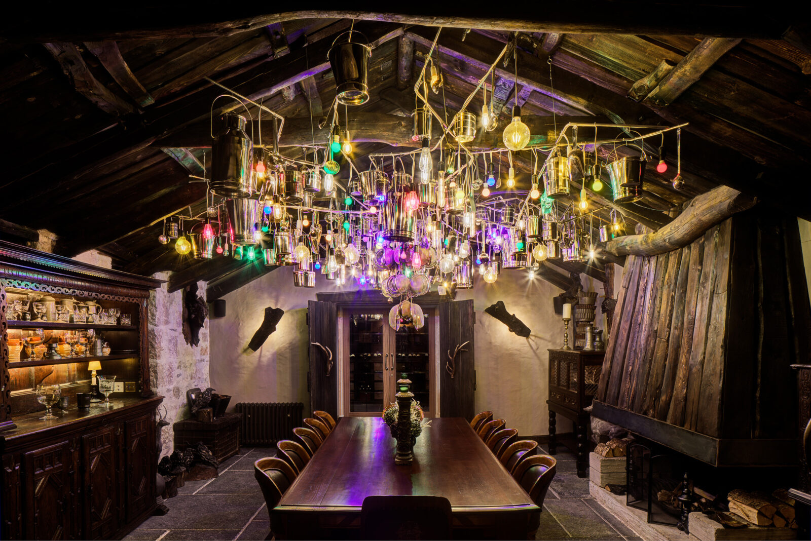 Moxon transforms Highland hotel with ‘primitive’ tree trunk column ...