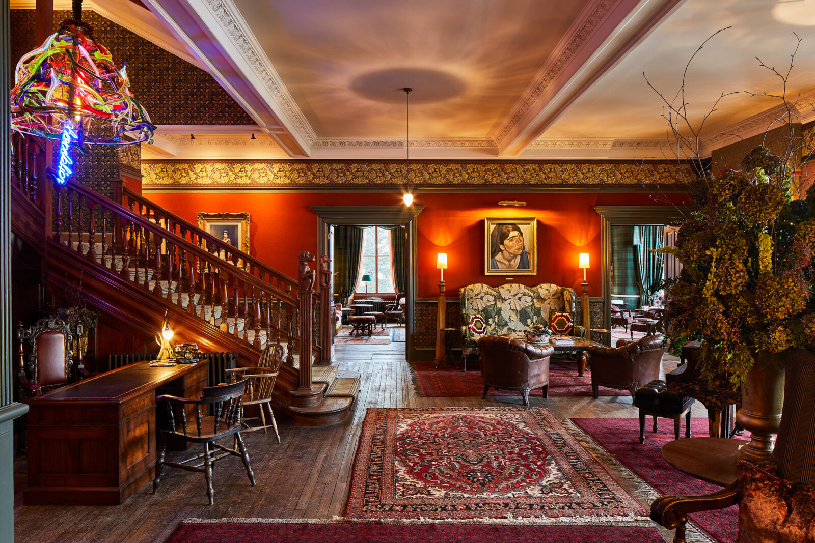 Moxon transforms Highland hotel with ‘primitive’ tree trunk column ...