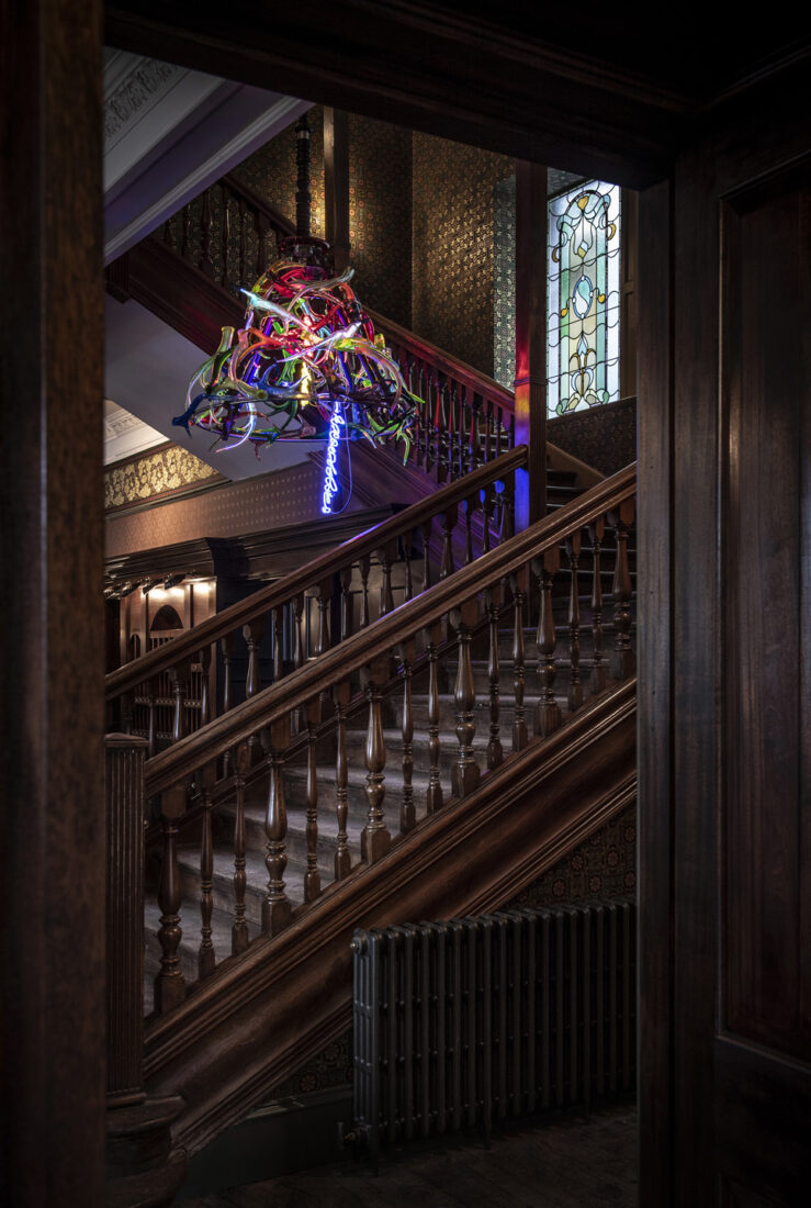 Moxon transforms Highland hotel with ‘primitive’ tree trunk column ...