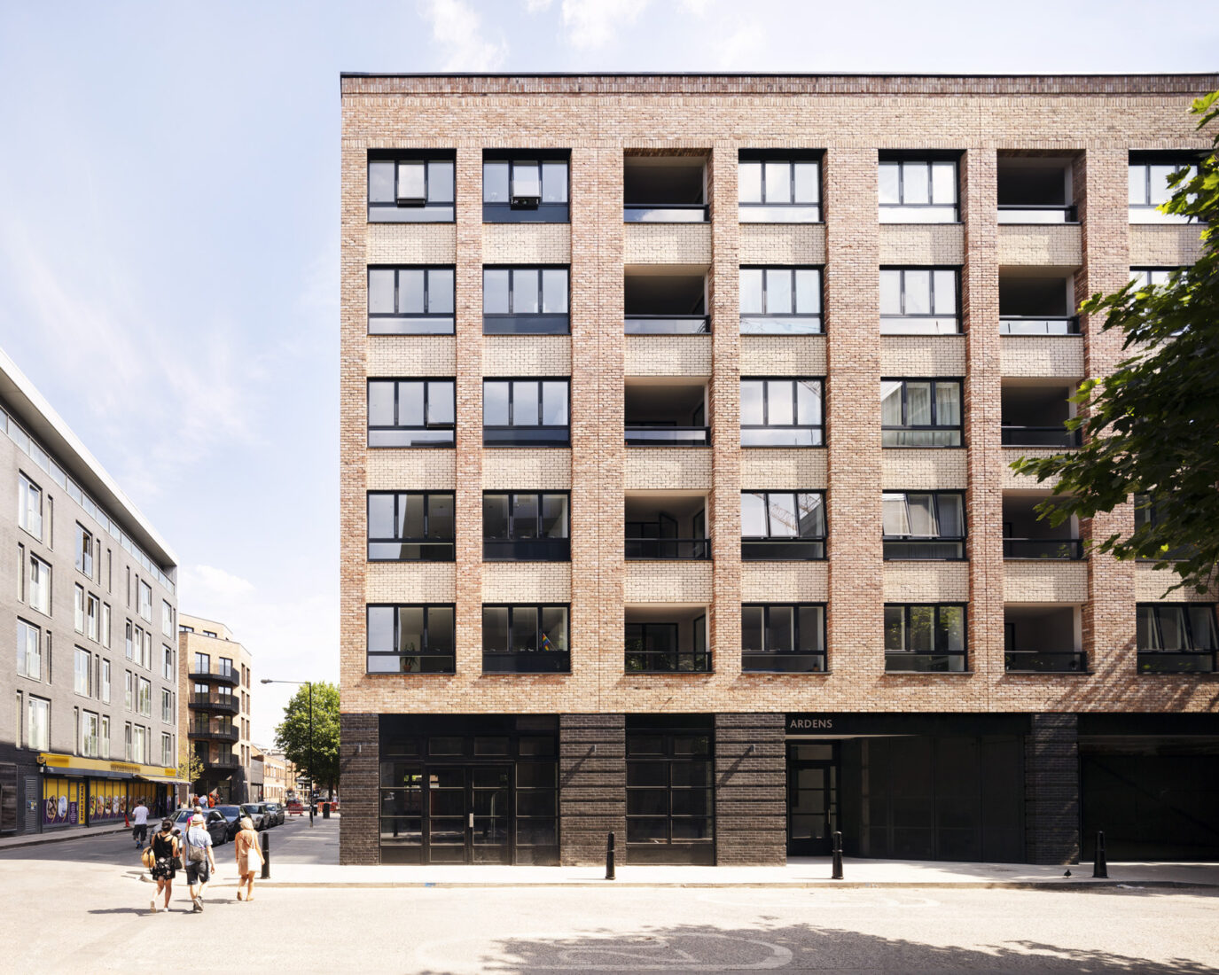 Pitman Tozer places communal deck access at heart of mixed-use Hackney ...
