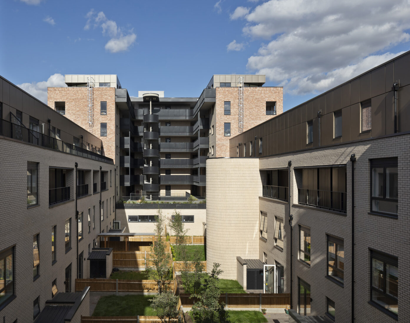 Pitman Tozer places communal deck access at heart of mixed-use Hackney ...