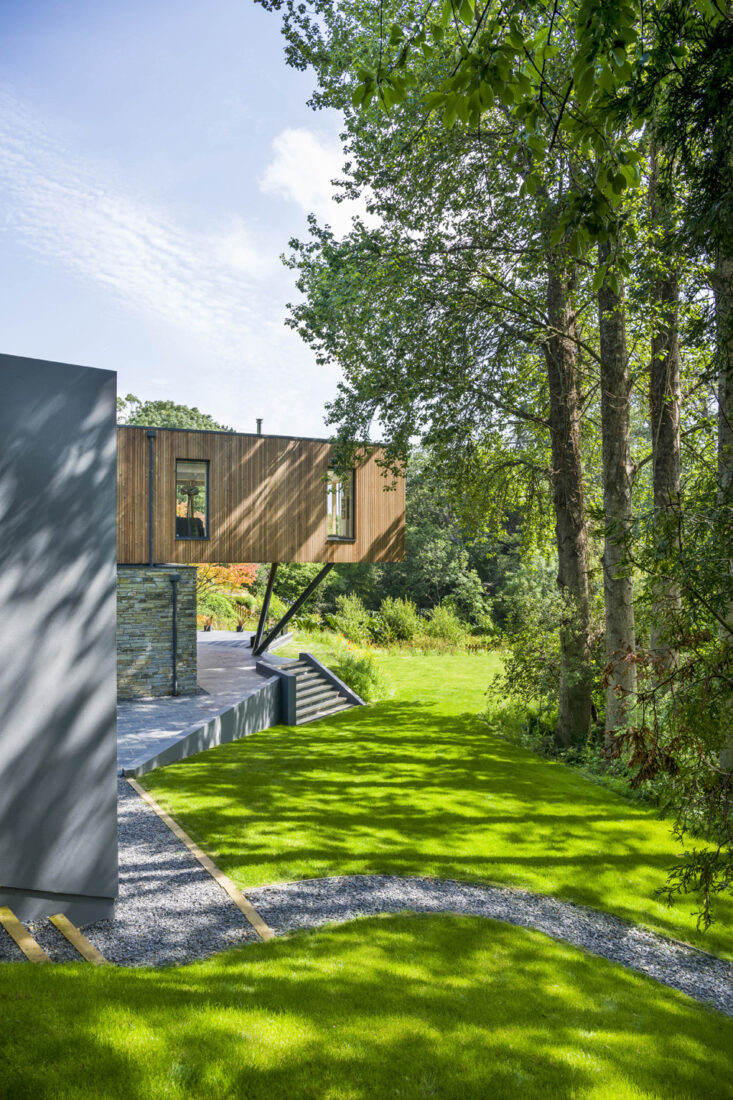 KAST Architects completes cantilevered Cornish house