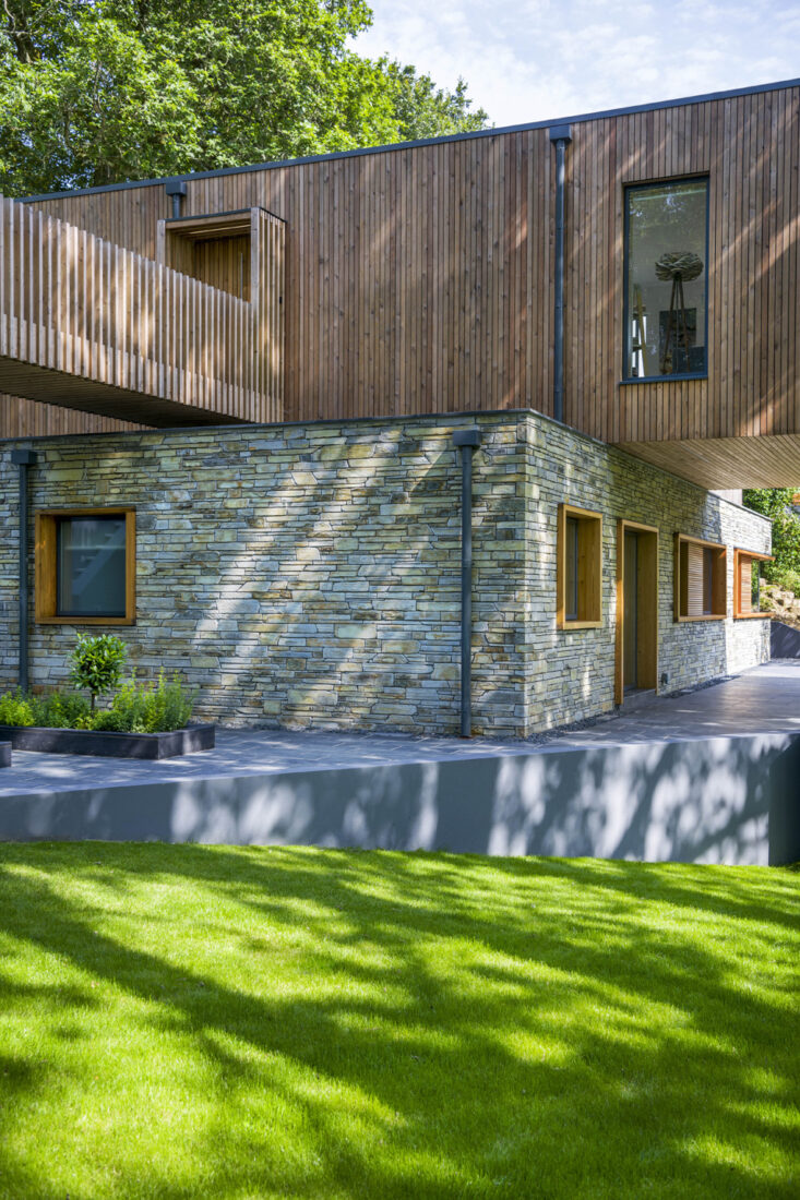 KAST Architects completes cantilevered Cornish house