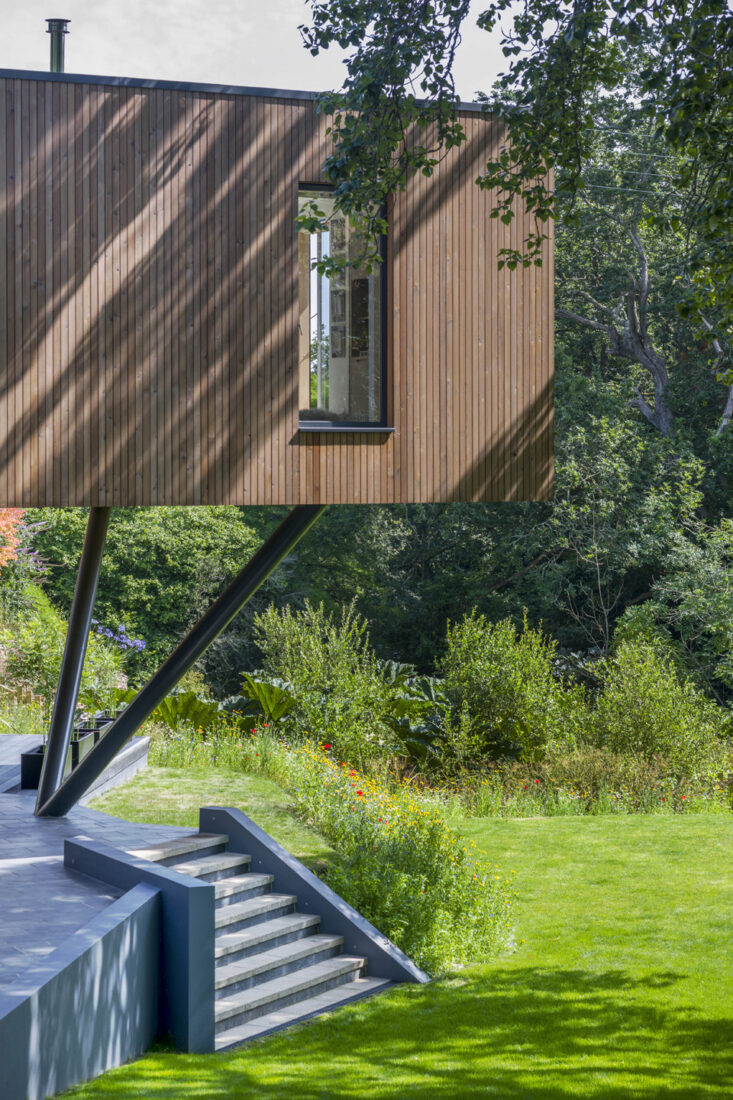 KAST Architects completes cantilevered Cornish house