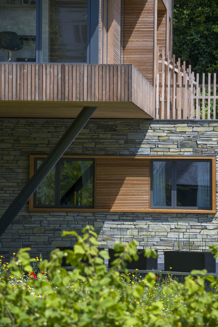 KAST Architects completes cantilevered Cornish house