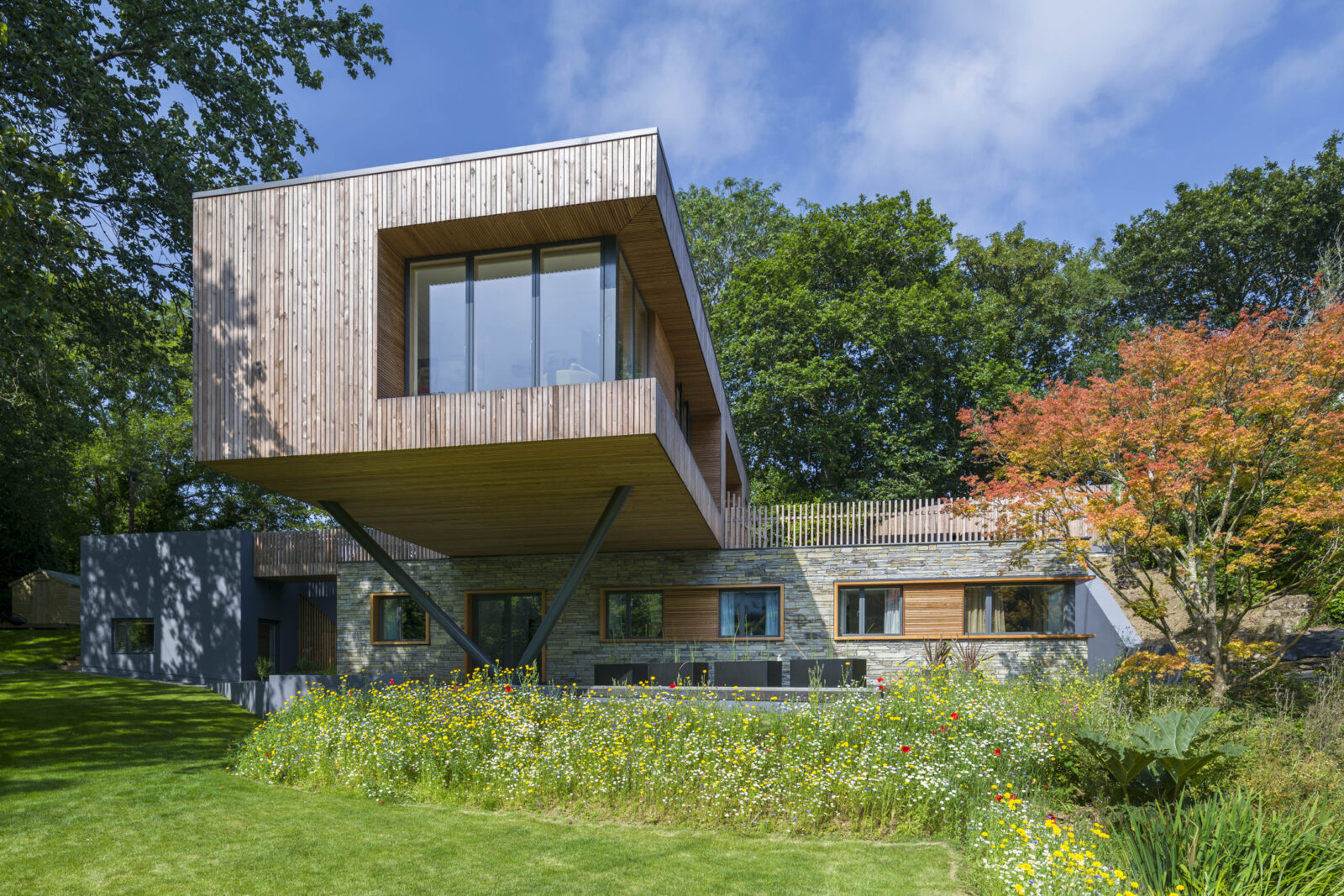 KAST Architects completes cantilevered Cornish house