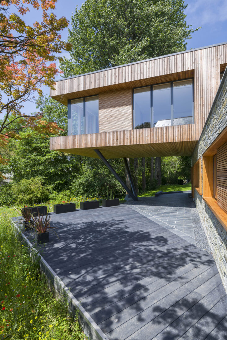 KAST Architects completes cantilevered Cornish house