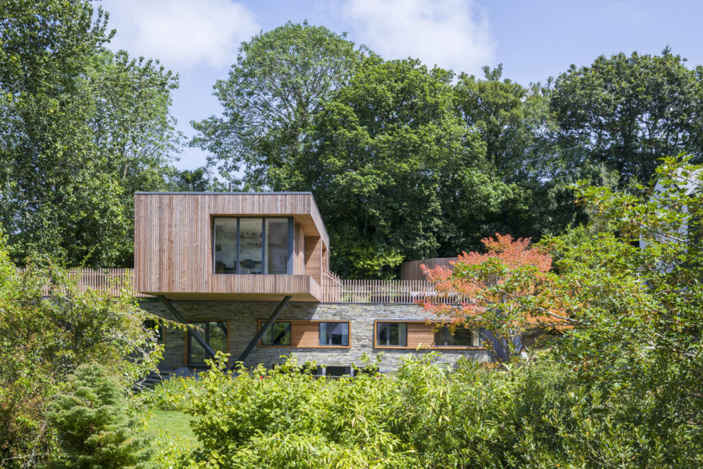 KAST Architects completes cantilevered Cornish house