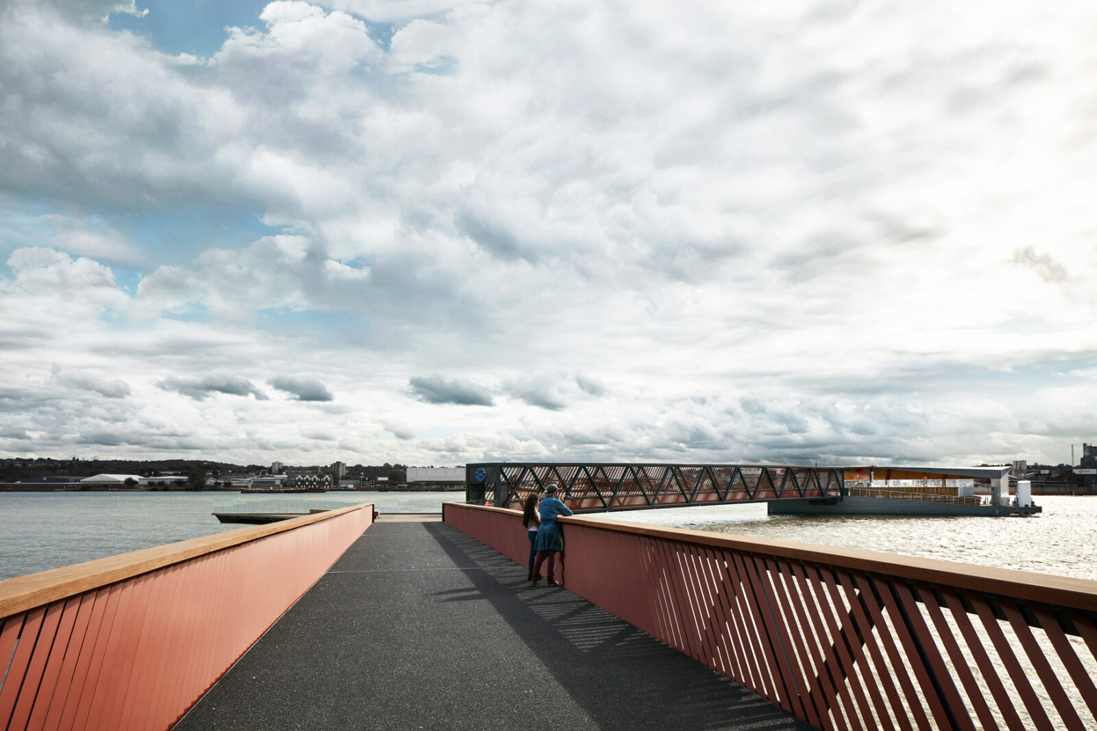Cranked Thames pier completed by Nex Architecture