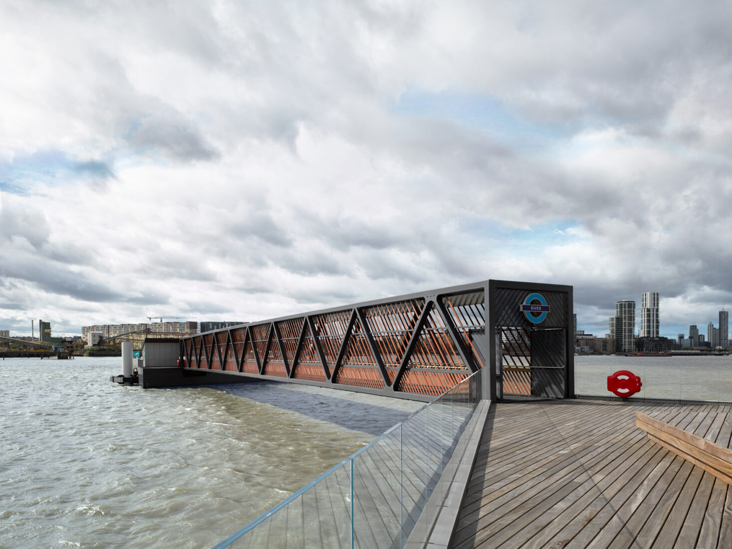Cranked Thames pier completed by Nex Architecture