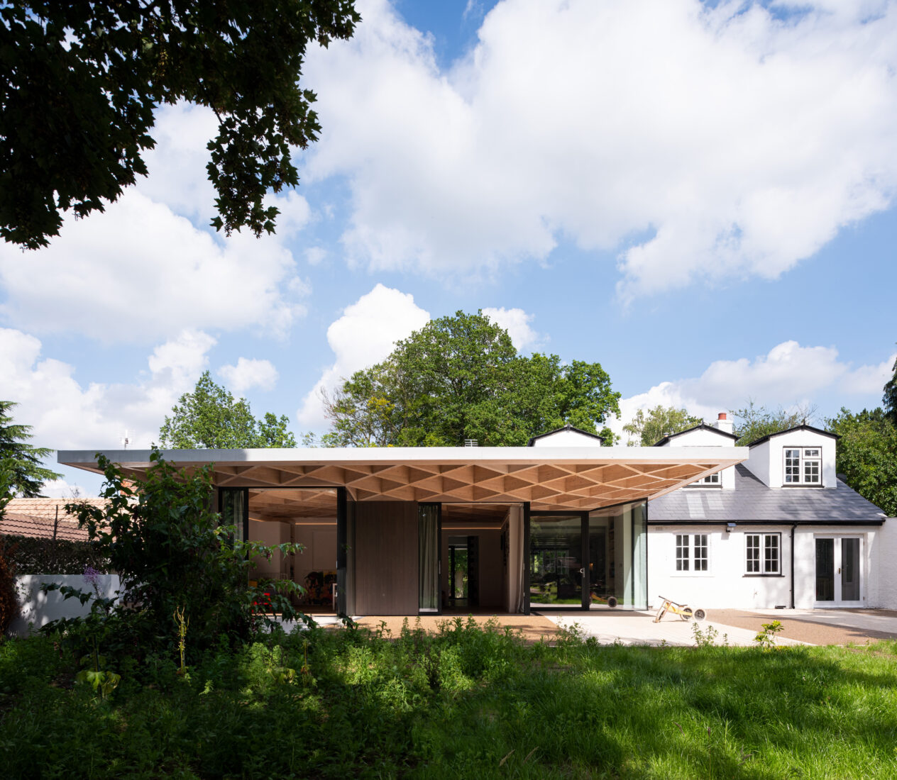 House in Surrey by Tigg + Coll features soaring ‘diagrid’ timber canopy ...