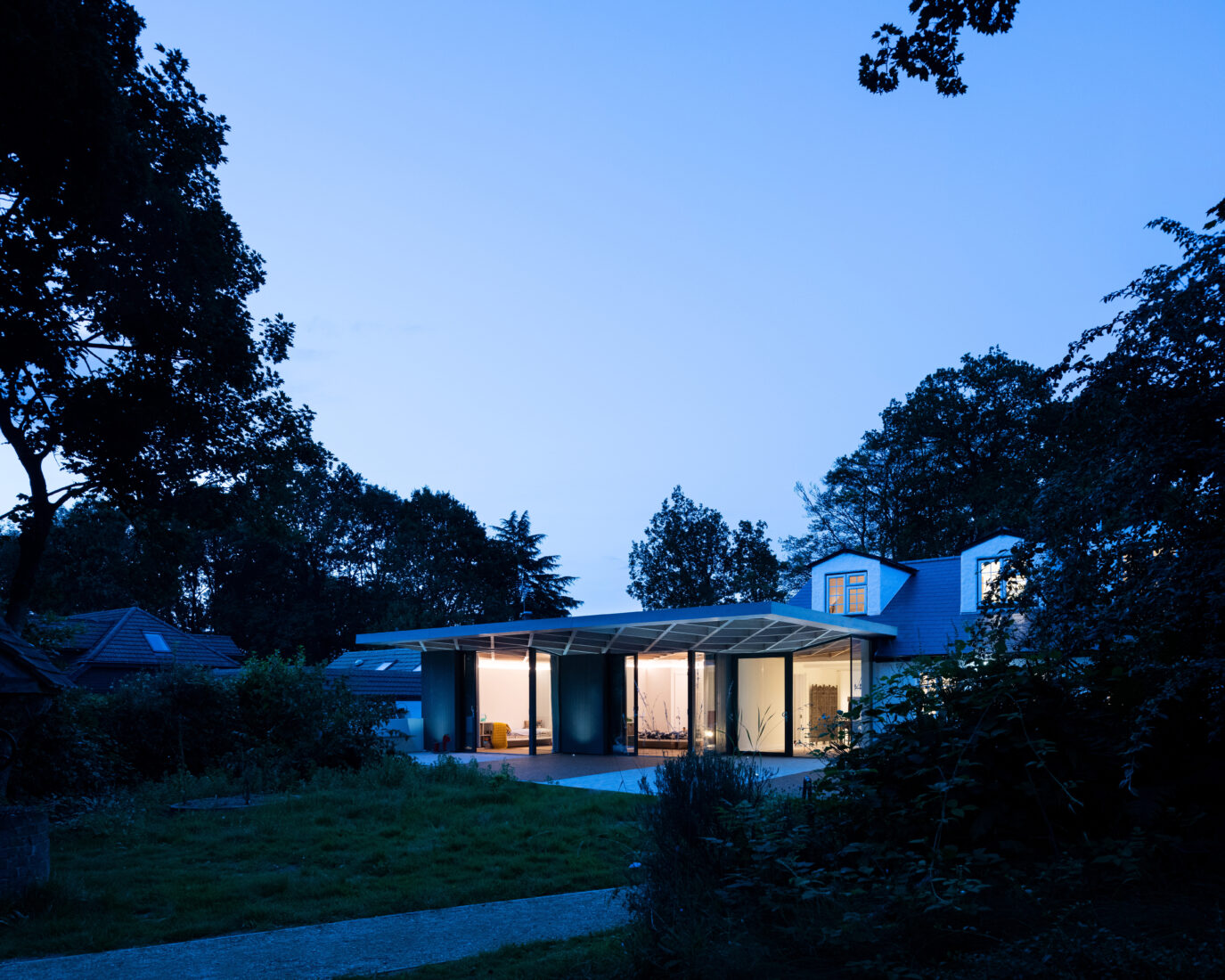 House in Surrey by Tigg + Coll features soaring ‘diagrid’ timber canopy ...