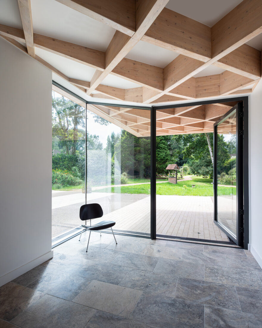 House in Surrey by Tigg + Coll features soaring ‘diagrid’ timber canopy ...